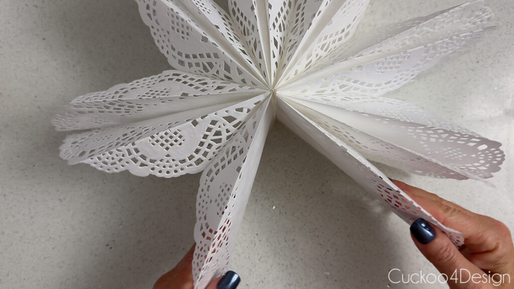 Easy and beautiful lacy DIY doily snowflakes or stars - Cuckoo4Design